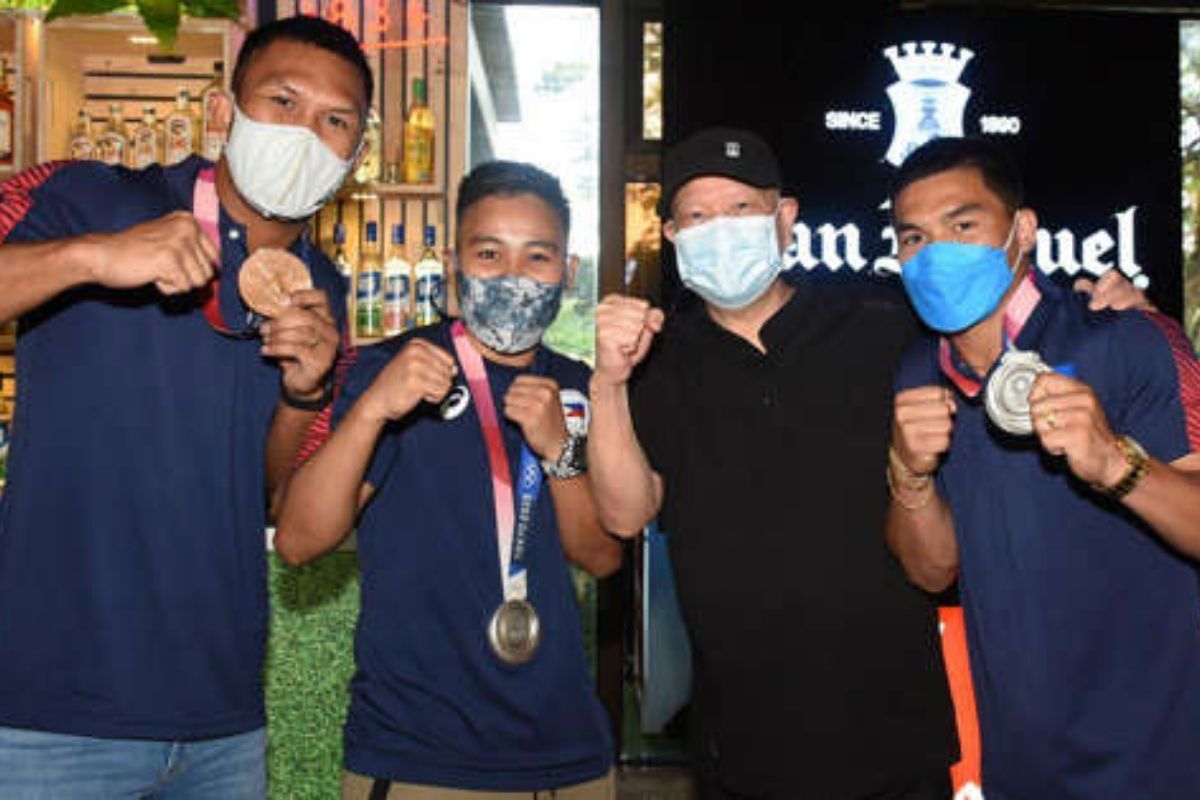 SMC CHIEF RAMON ANG PERSONALLY CONFERS CASH INCENTIVES TO OLYMPIC BOXER ...