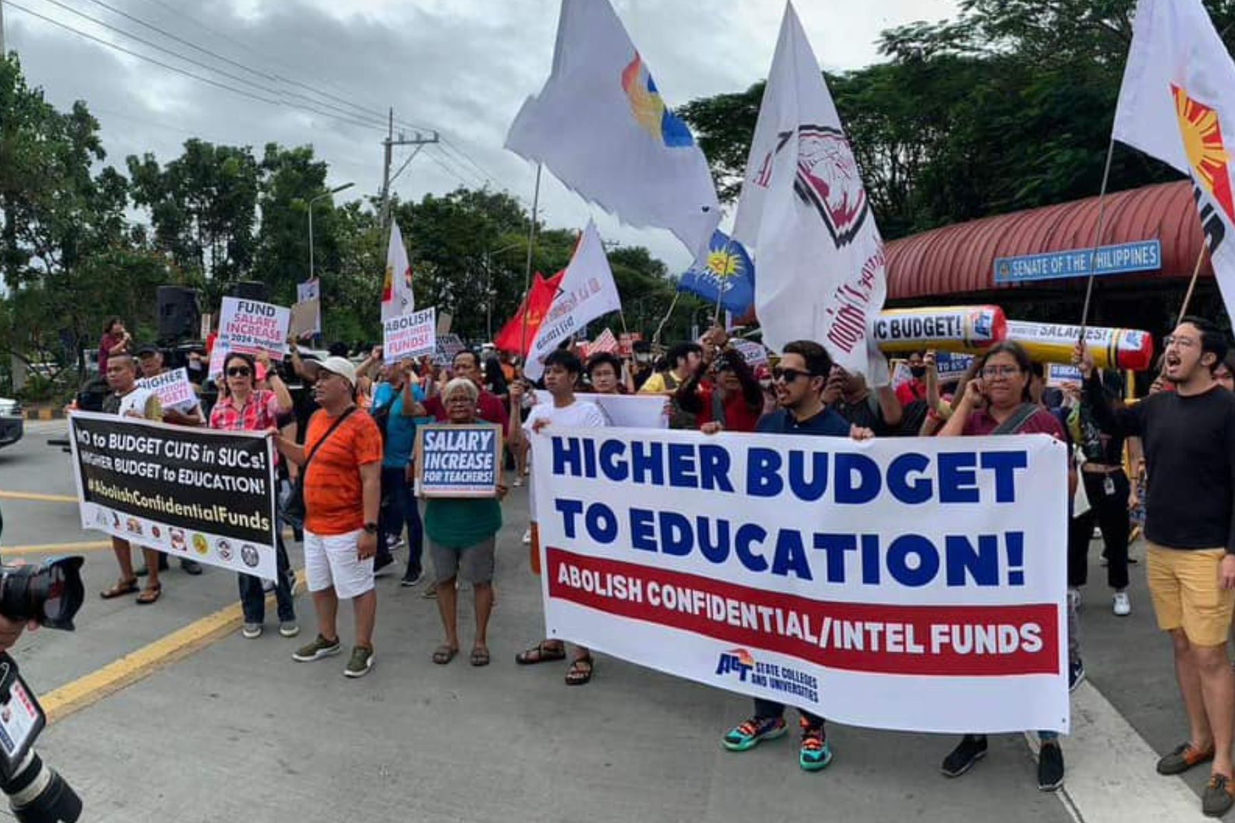 STUDENTS AND FACULTY HOLD RALLY - The POST